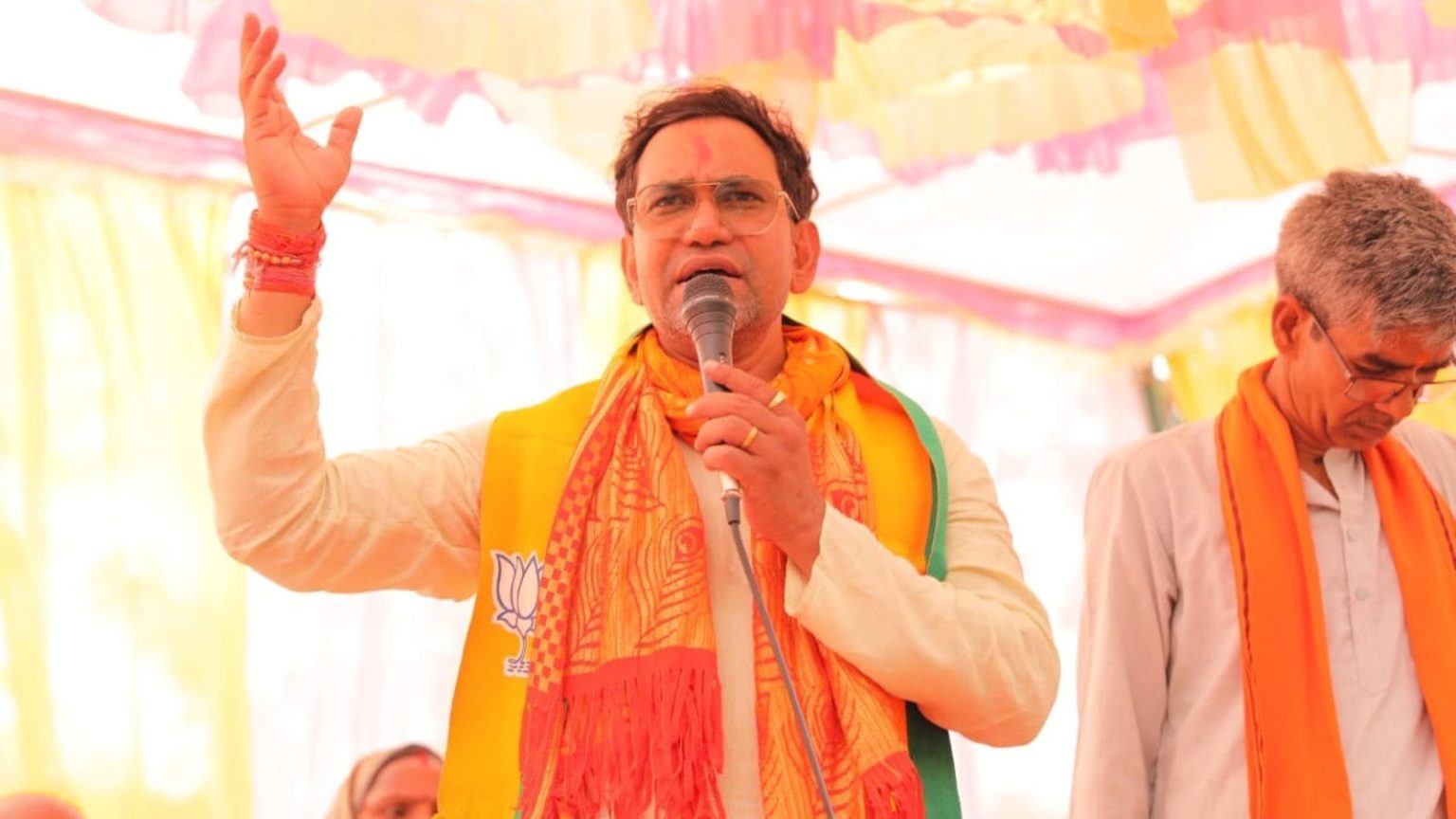 Dinesh Lal Yadav Nirahua Biography: Age, Family, Singer, Politician ...